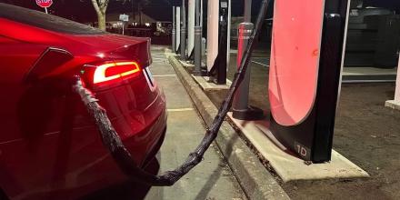 Tesla testuje eksplodujące kable – jako bat na złodziei metalu