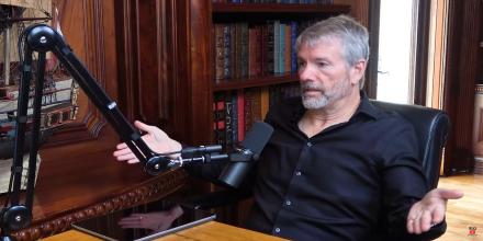 “Venda um rim se precisar, mas fique com o Bitcoin”, diz Michael Saylor