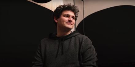Sam Bankman-Fried blickt in einem exklusiven Interview mit Tucker Carlson auf sein Leben hinter Gittern zurück
