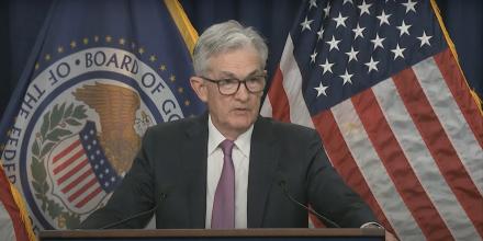 Powell winkt wirtschaftlichen Sorgen ab und sieht die Auswirkungen der Handelszölle als vorübergehend an