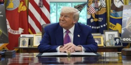 TRUMP-мемкойн, золотые часы и жалобы на еду: как прошёл ужин с Трампом для топ-холдеров
