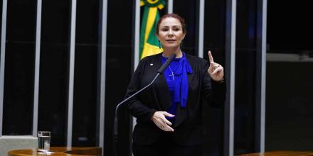 Alexandre de Moraes determina apreensão de criptomoedas da deputada Carla Zambelli