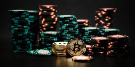 ビットコイン10万4000ドル台で推移、現物市場の需要後退も機関投資家は資金流入継続