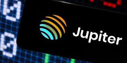 ソラナ基盤Jupiter、DAO内部対立でガバナンス投票を2026年まで停止へ トークン価格に影響か
