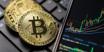Публичные компании закупают 166 000 BTC в июле — Strategy лидирует, биткоин на балансе уходит в S&P500