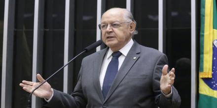 Deputado quer limitar transações em dinheiro e acabar com notas de R$ 100 e R$ 200
