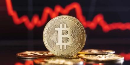 Биткоин пережил крупнейшую ликвидацию лонгов в 2025 году