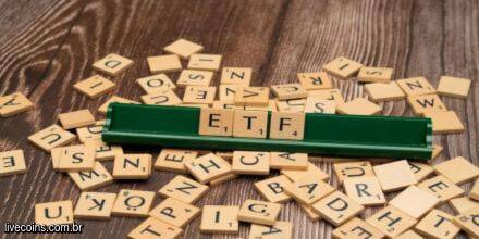 ETFs de Bitcoin fecham semana com saídas de US$ 902,5 milhões