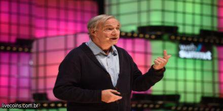 Ouro rompe os US$ 4.000 e Ray Dalio diz que momento “é muito parecido com o início dos anos 70”