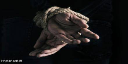 Investidor é obrigado a transferir R$ 3,2 milhões em Bitcoin após ser esfaqueado