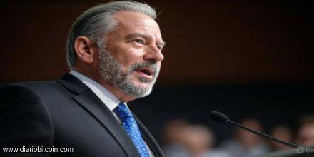 Peter Schiff afirma que Bitcoin fracasó como alternativa al dólar y respalda nuevamente al oro